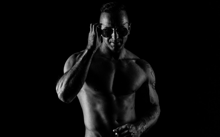 Naga sesja zdjęciowa dla mężczyzny w Krakowie – Prezentmarzeń