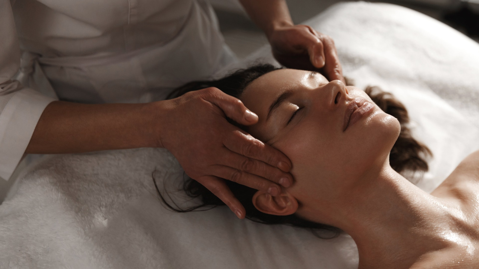 Królewski masaż twarzy, szyi i dekoltu w Warszawie – Prezentmarzeń