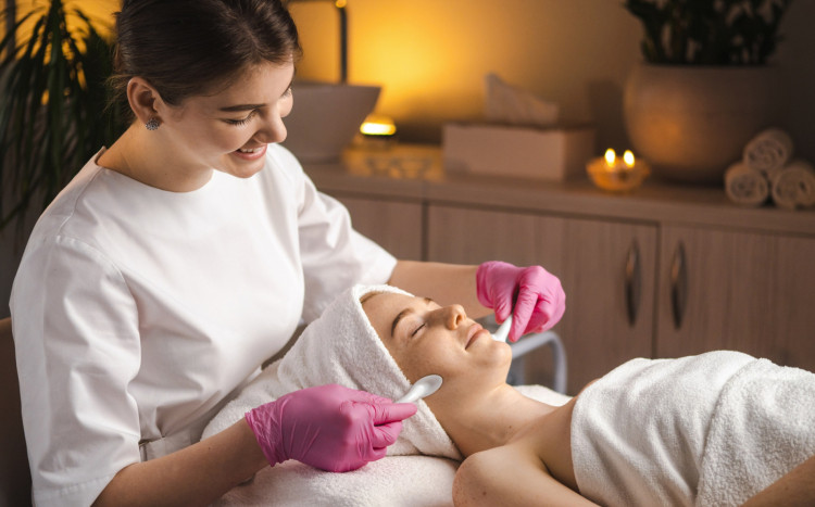 Masaż twarzy z peelingiem w Łodzi – Prezentmarzeń